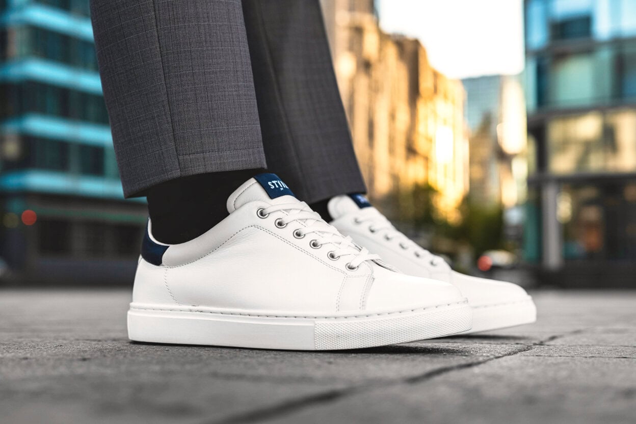 Stilvolle Weisse Herren Sneaker Bilder